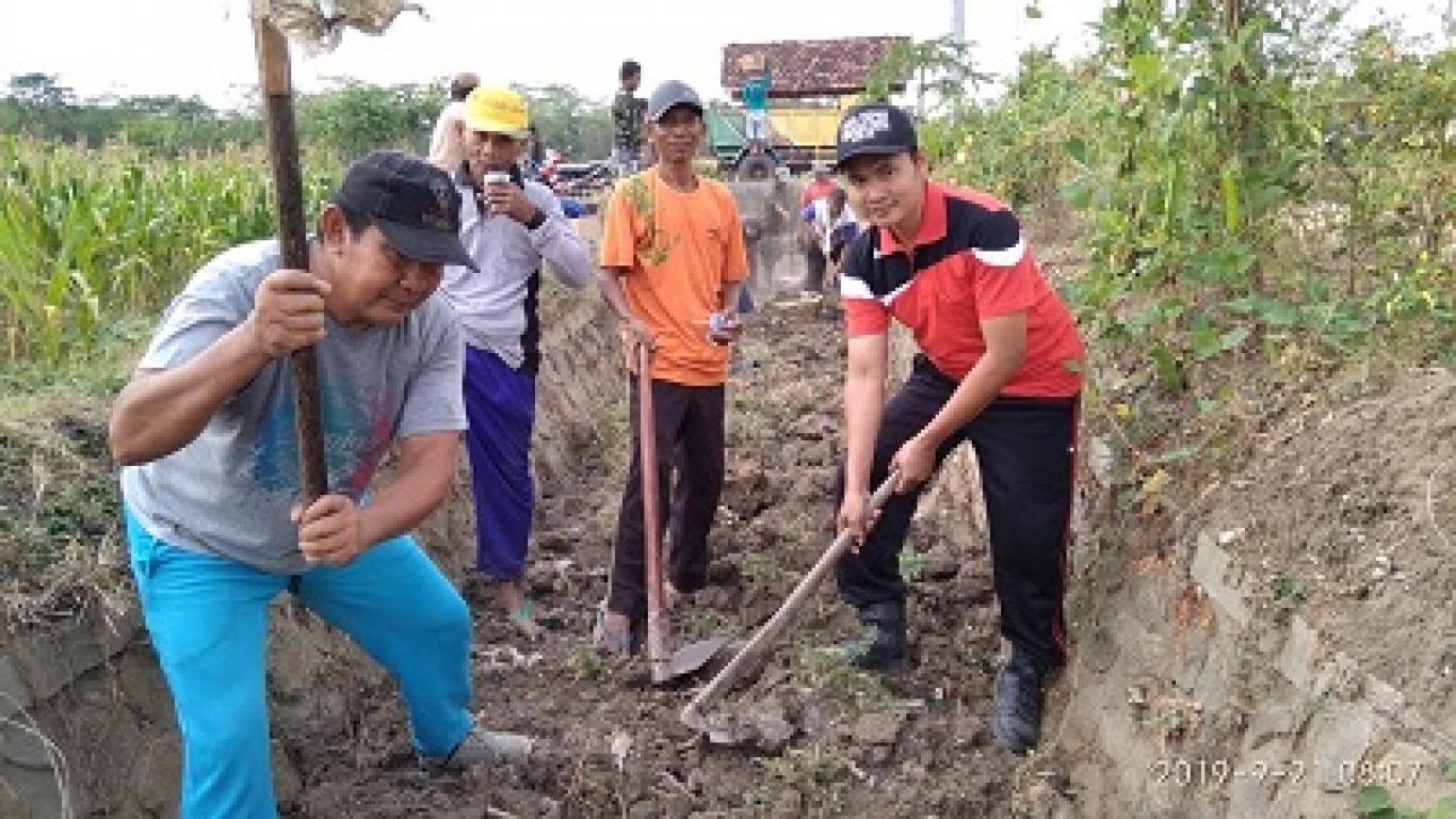 World Cleans Day Ala Desa Kamulan. Membersihkan Irigasi Persawahan ...